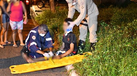 Motociclista e garupa ficam feridos em colisão carro no Jardim