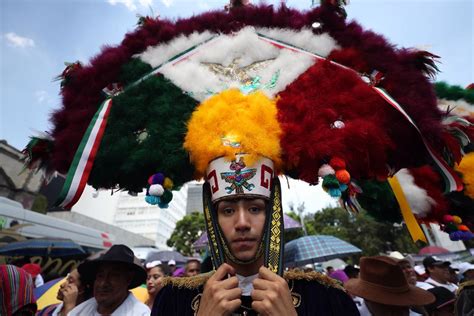 Baile porras y apoyo rodean el AMLO Fest en el Zócalo