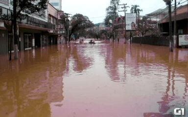 Nível de rio sobe e ruas ficam alagadas em Blumenau SC Últimas