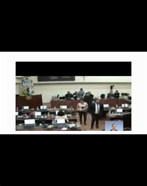 Vídeo Vereadora é agarrada e beijada à força por colega durante sessão