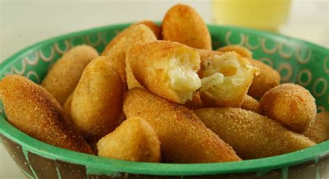 Bolinho de Mandioca e Queijo Pães e salgados Receitas