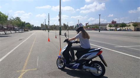 Requisitos del carnet para conducir una moto de 50cc Guía completa 2025