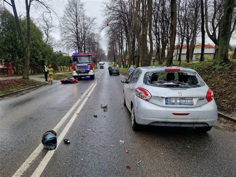 Zderzenie samochodu osobowego ze skuterem w Łańcucie Ranna jedna osoba