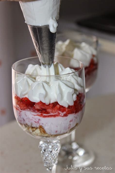 JULIA Y SUS RECETAS Trifle de fresas y crème fraîche Queso fresco batido