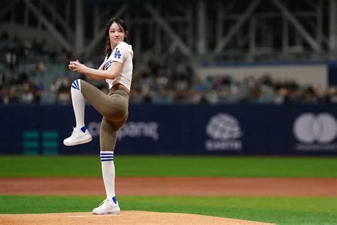 始球式をするStray Kidsのスンミン撮影光山 貴大 スポニチ Sponichi Annex 野球
