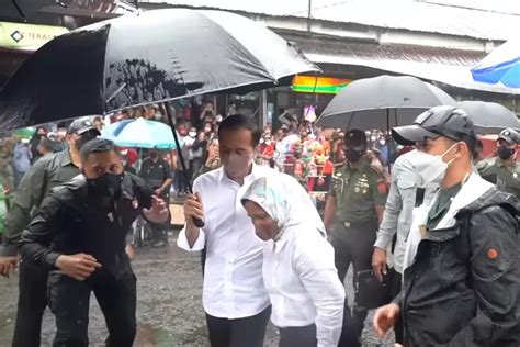 Momen Romantis Presiden Jokowi Payungi Iriana Dari Guyuran Hujan