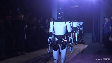 Durant lévénement Robotaxi de Tesla des humains se cachaient derrière