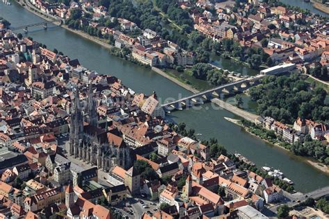 Luftbild Regensburg Dom St Peter und Steinerne Brücke im Altstadt