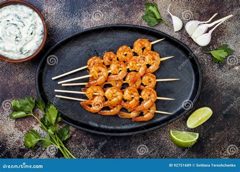 Les Brochettes épicées Grillées De Crevette De Chaux Avec Le Cilantro
