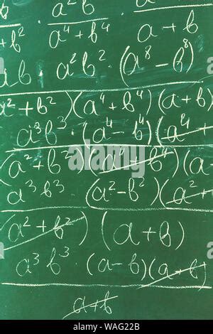 Fórmulas matemáticas escritas por tiza blanca sobre la pizarra de fondo