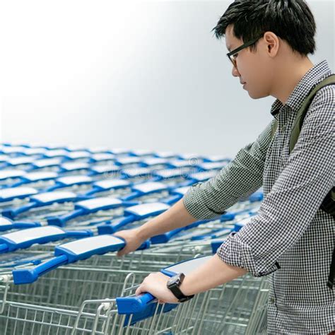 Hombre Asi Tico Que Tira Del Carro De La Compra En Supermercado Foto De