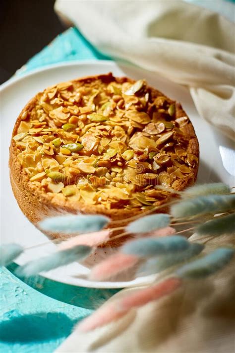 Tarte Aux Pommes Ou Poires Aux Noix De Caramel Sur Table Bleue Avec