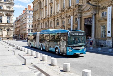Iveco révèle la version articulée de l Urbanway hybride gaz