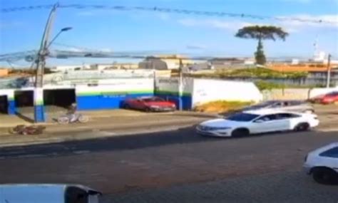 Carro em alta velocidade invade pista contrária e atinge dois