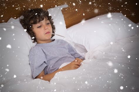 Imagen compuesta de niño enfermo con termómetro descansando en la cama