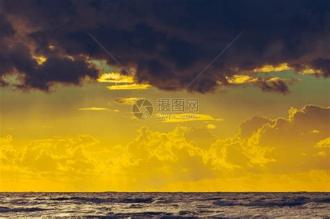 美丽的海景夜晚波罗的海日落平面和云空静的海景自然背风高清图片下载 正版图片306472069 摄图网