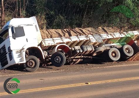 Pneu estoura e caminhão cai em canaleta na rodovia PR 495 em Missal