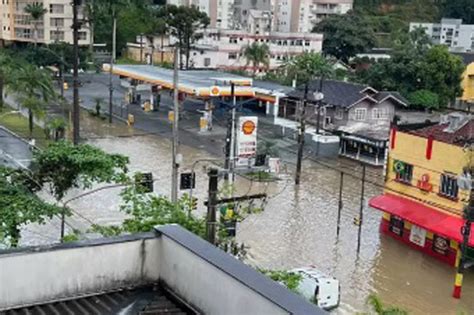 Ruas de Blumenau ficam alagadas após nível do Rio Itajaí Açu chegar a