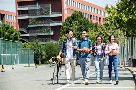 业余爱好快乐的大学生在校园里步行高清图片下载 正版图片501902906 摄图网