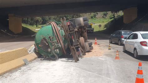 Caminh O Tomba Na Br No Trevo Do Olhos D Gua Em Belo Horizonte