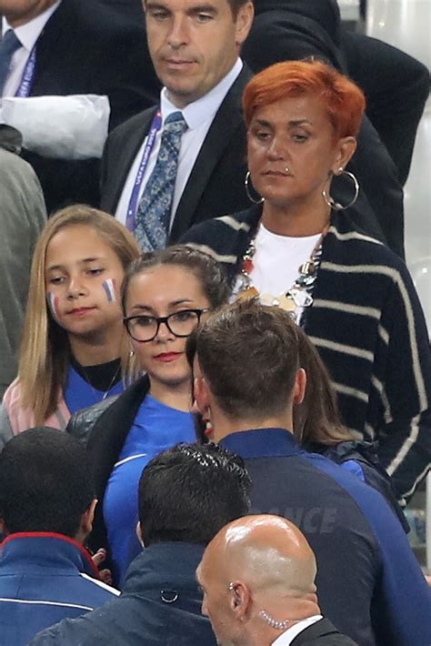 Photo Antoine Griezmann avec sa mère Isabelle et des membres de sa