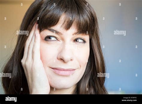 Frau 35 Jahre Alt Hautnah Portrait Fotos Und Bildmaterial In Hoher Auflösung Alamy