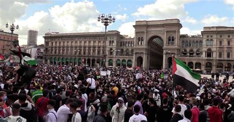 Milano 3mila Persone In Piazza Duomo Alla Manifestazione A Sostegno