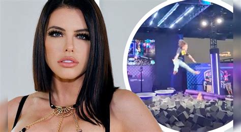 Actriz Porno Adriana Chechik Se Fracturó La Espalda Durante Un Juego En La Twitchcon Video