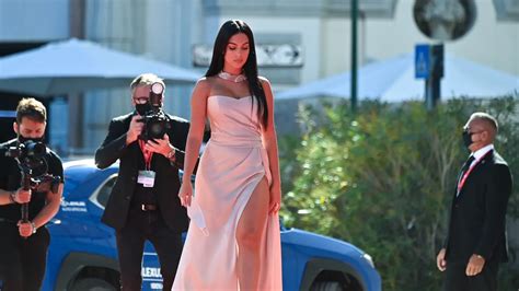Kekasih Cristiano Ronaldo Unggah Foto Syur Georgina Rodriguez Diserbu