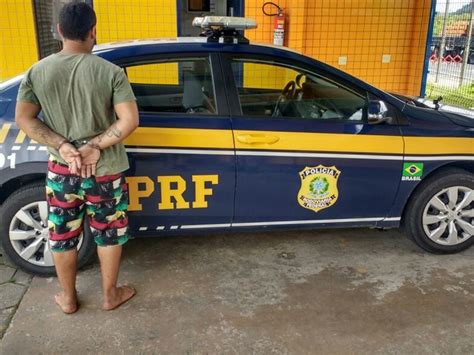 G1 Suspeito de matar pai e filha em Itajaí é preso após abandonar