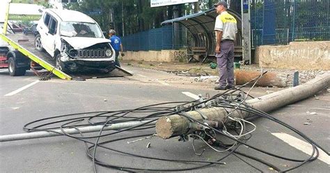 G1 Motorista sai ileso após bater carro contra muro capotar e