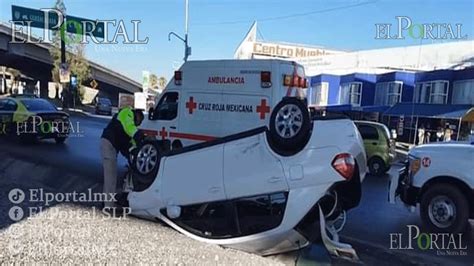 Se vuelca vehículo en el Distribuidor Juárez El Portal SLP