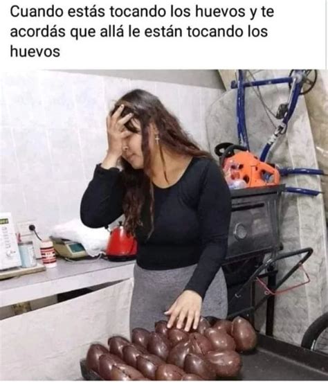 Cuando estás tocando los huevos y te acordás que allá le están tocando