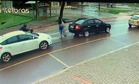Vídeo mostra momento em que mulher é atropelada CGN O maior portal