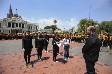 Abandera Rector General a la delegación universitaria que participará