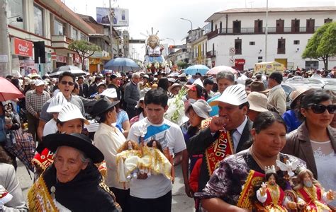 Huanca Nos Y Turistas Celebran La Festividad De La Sant Sima Trinidad