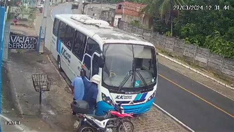 V Deo Caminh O Bate Em Carro Estacionado E Atinge Motociclista Em