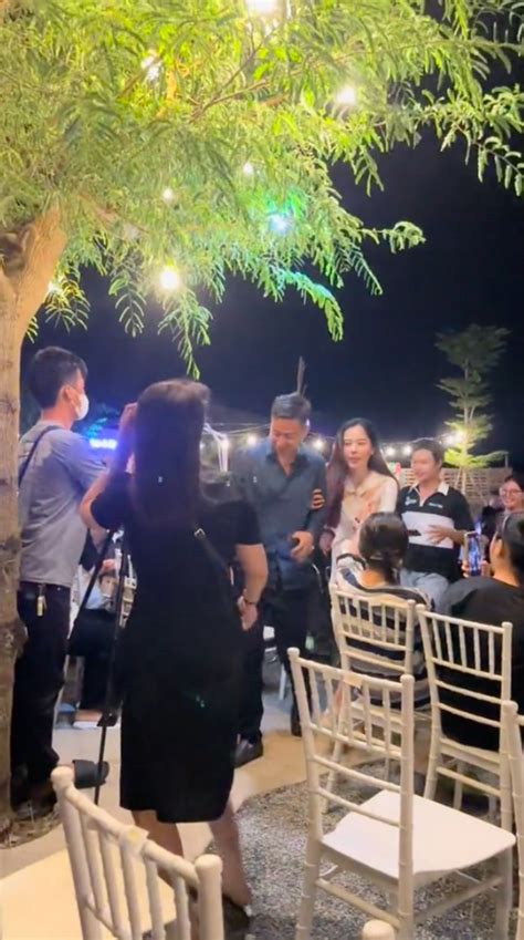 Nam Em bị đám đông bao vây khi xuất hiện chồng sắp cưới nhất quyết làm