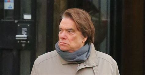 Exclusif Bernard Tapie se promène incognito dans le quartier de Saint