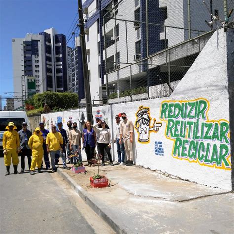 Emlurb realiza sensibilização na Avenida Ernesto de Paula Santos Emlurb