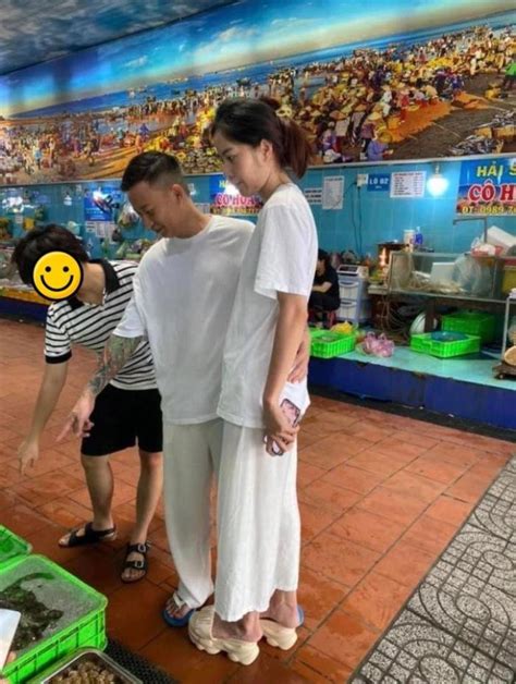 Xuất hiện ảnh Nam Em đi mua hải sản trước khi chồng sắp cưới nhập viện
