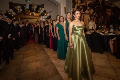 Na jednym polonezie się nie skończyło bo chodzonego tańczyli uczniowi