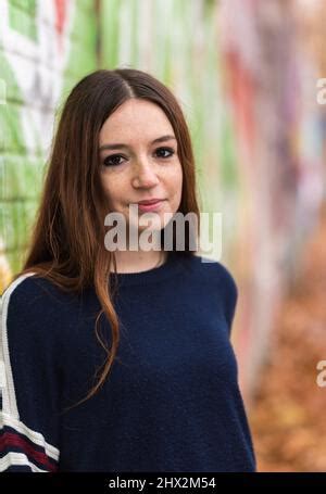 Portrait De Mode D Une Jeune Fille Poil Dur Rouge De Ans Debout