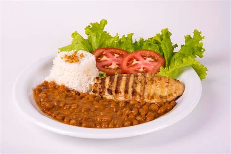 Filé de peito de frango feijão pinto arroz e salada Foto Premium