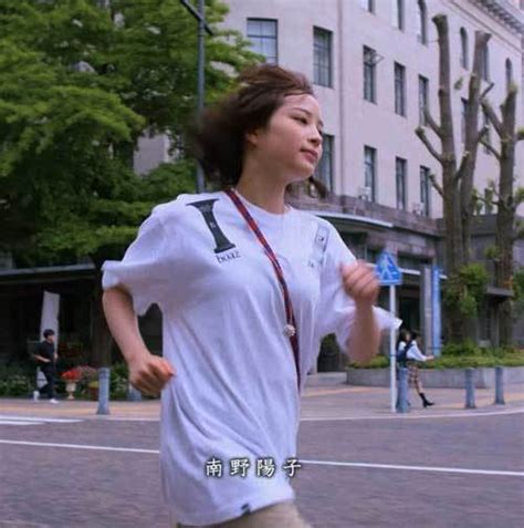 アイドル女子アナ画像吟じます 広瀬すずパイスラ状態白ティーのおっぱいが揺れてる
