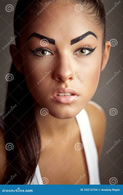 Retrato De La Belleza De Una Mujer Morena Joven Foto De Archivo