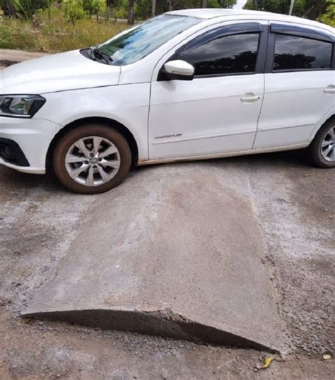 ANANÁS Quebra molas fora do padrão e sem sinalização provoca risco de