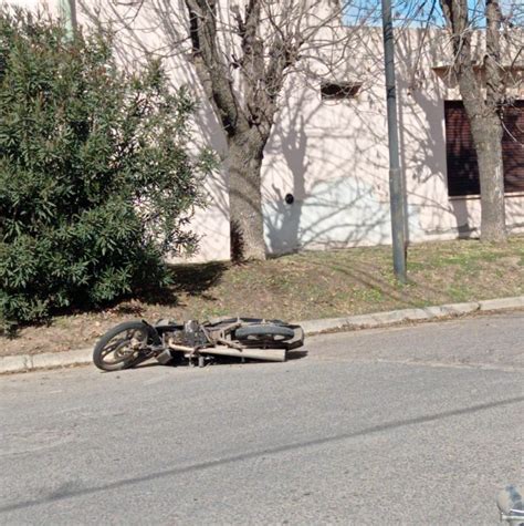 Choque entre un automóvil y una motocicleta en la Av Bernardo de
