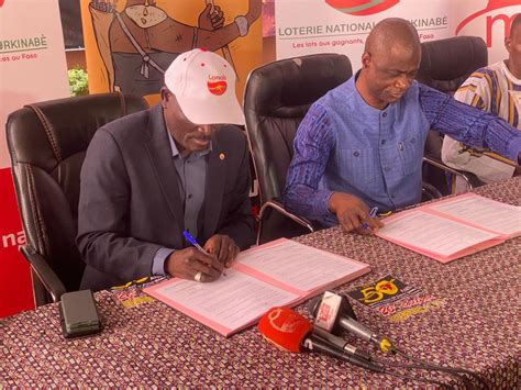 Burkina La LONAB remet un chèque de 50 millions de FCFA pour la 28e