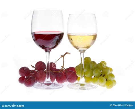 Glas Rode En Witte Wijn Met Druiven Stock Foto Afbeelding 26444720
